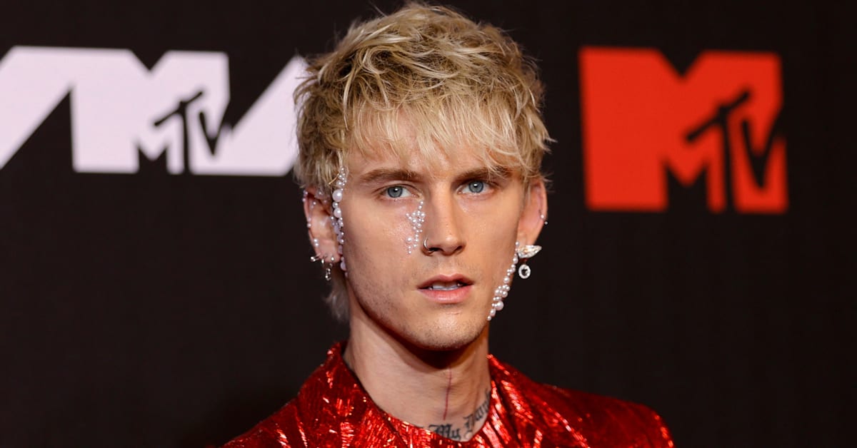 Machine Gun Kelly Gives Strange Interview at F1 Racing Ev...