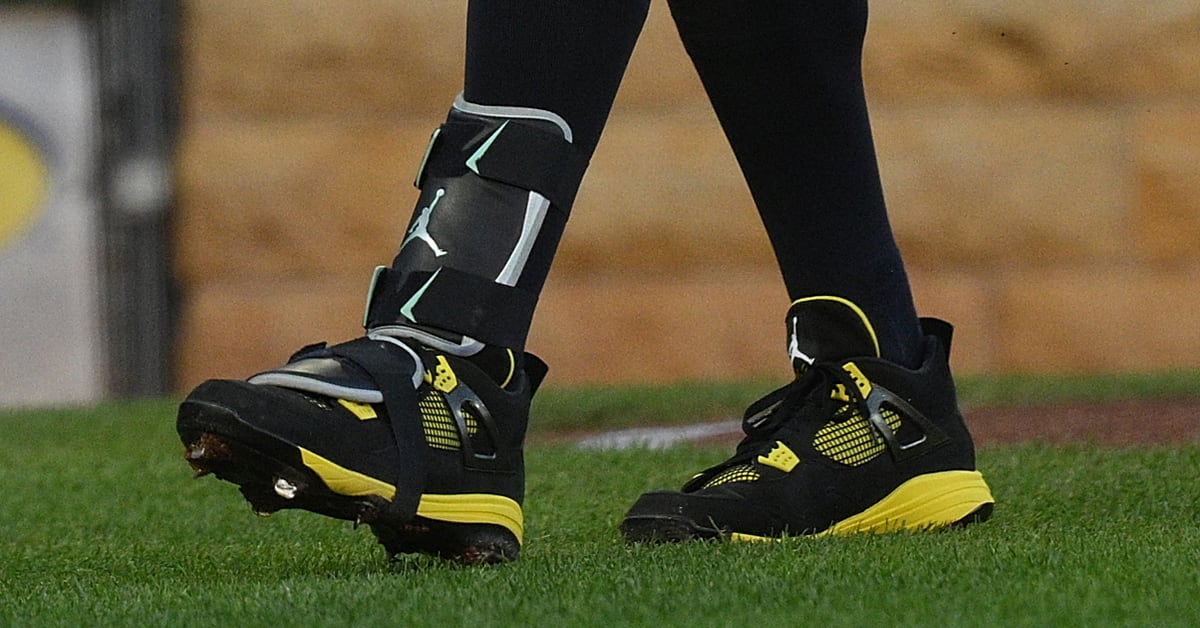 Aaron Judge Honors Roberto Clemente With Jordan Cleats
