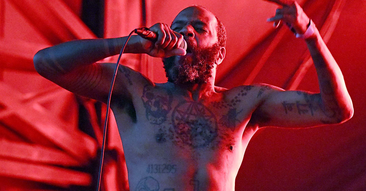 Death Grips Walk Off Stage Mid-Set After Fans Throw Glows...