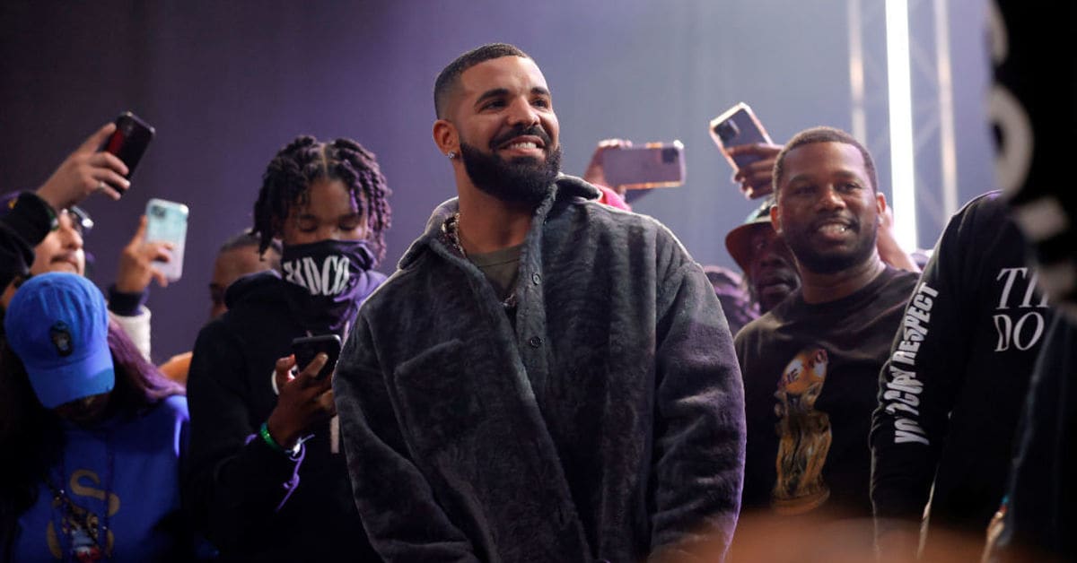 Drake Reacts to Fan Throwing 36L Bra On Stage: 'How Many ...