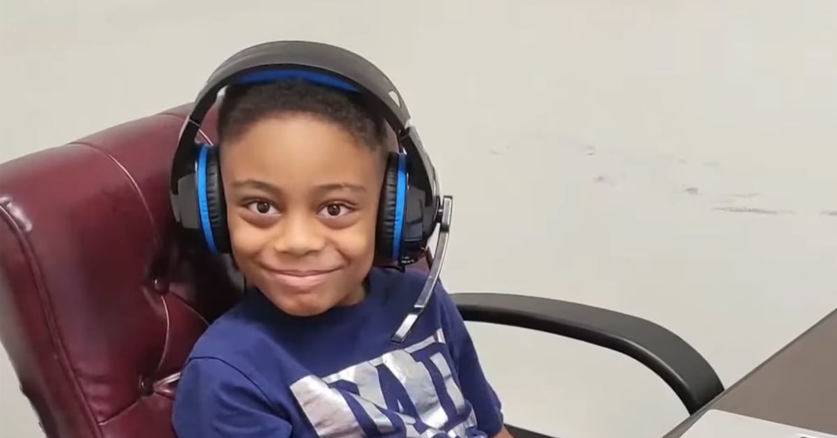 9-Year-Old Boy Becomes One of the Youngest High School Gr...