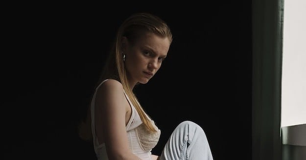 Premiere: 19-Year-Old German Pop Singer Amilli Spreads He...