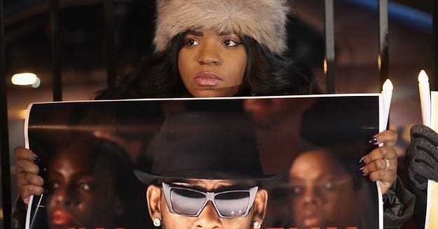 R. Kelly Parties at Chicago Nightclub—Says He 'Doesn't Gi...