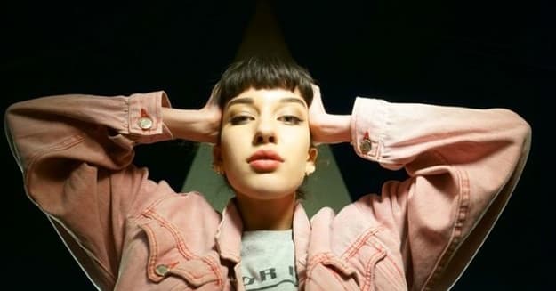 PREMIERE: London Based Singer Anna Straker Makes Impressi...