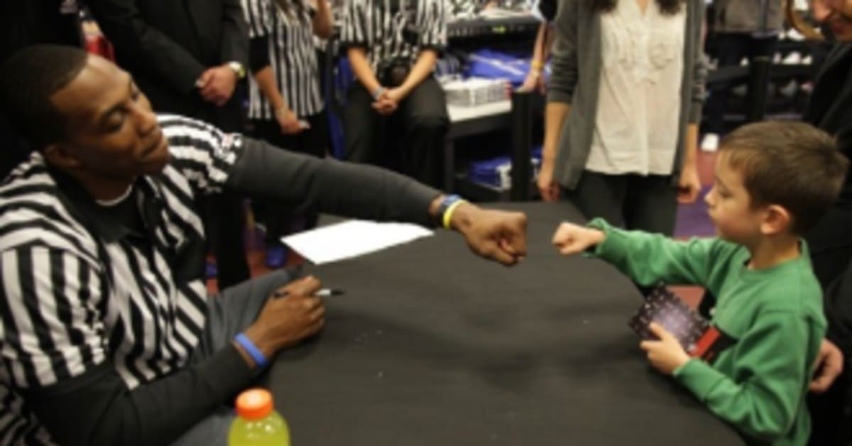 Photos: Dwight Howard Greets Fans At Santa Monica Foot Locker