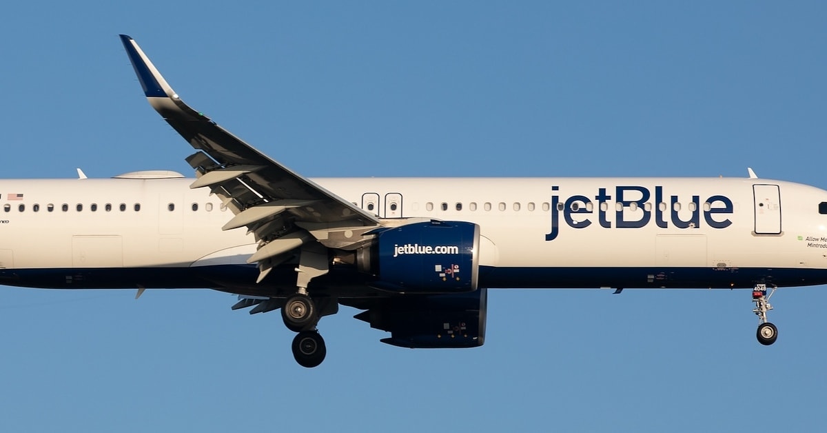 Video Shows JetBlue Plane Tilted Skyward While Unloading Passengers at ...