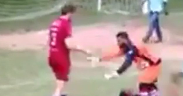 This Amateur Player Took out a Bully with a Flying Dropkick during a ...