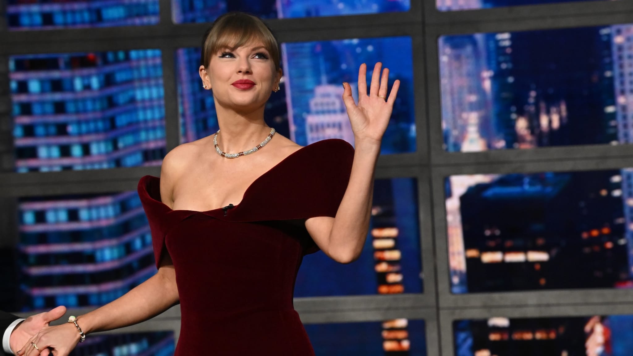 Taylor Swift Tips Chiefs Employee $600 on Christmas: ‘My ...