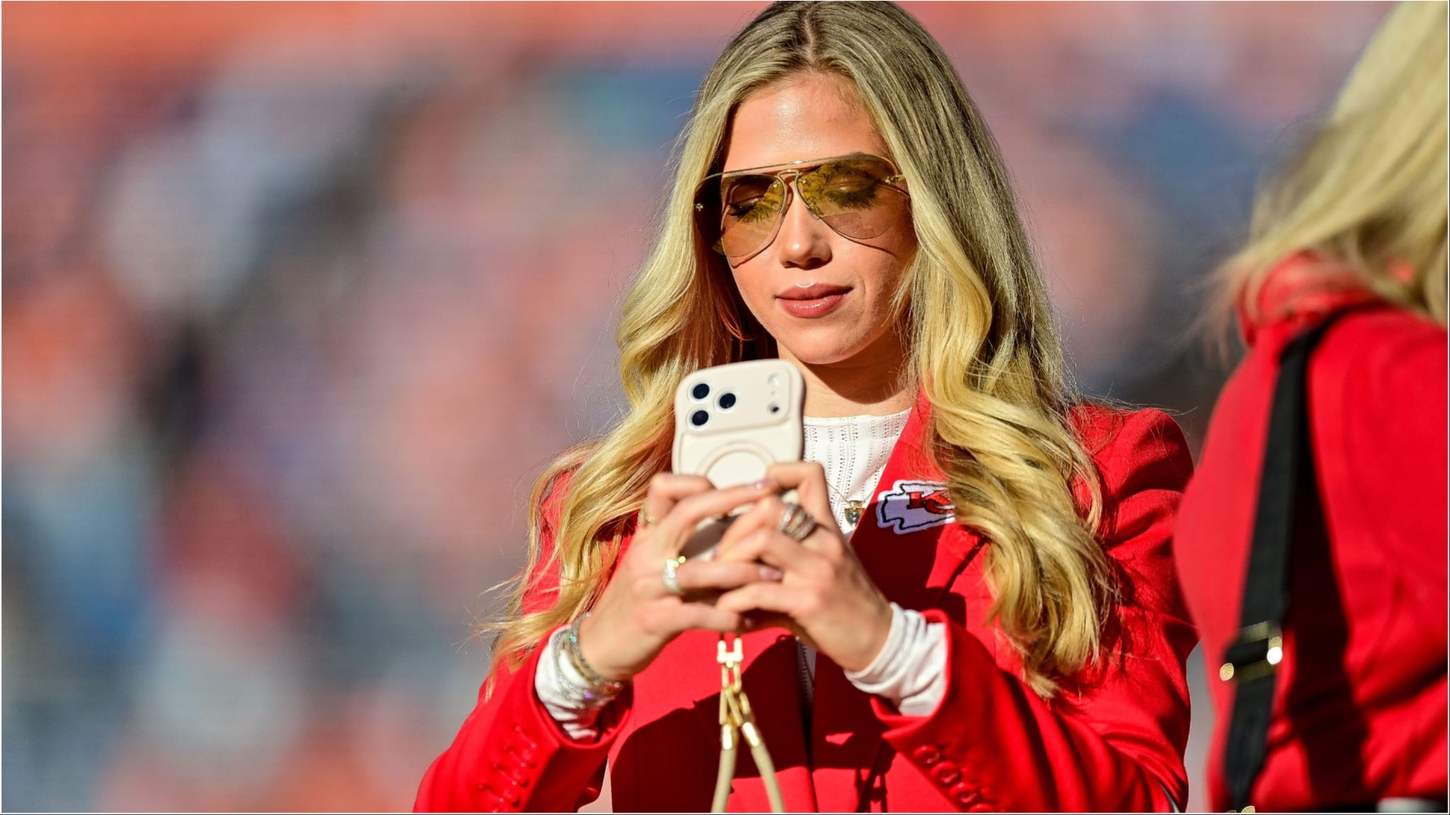 Gracie Hunt Makes Announcement After Red Coat Photo Goes ...