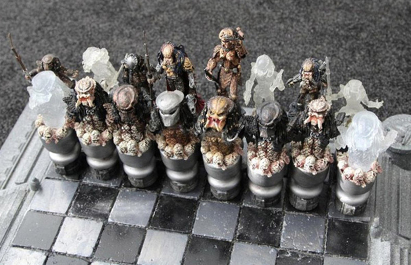 Alien vs. Predator Chess Set | Complex
