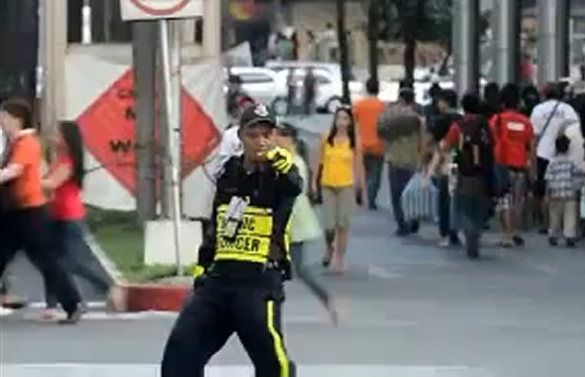Filipino Traffic-Cop Dances Like Michael Jackson While Directing Cars ...