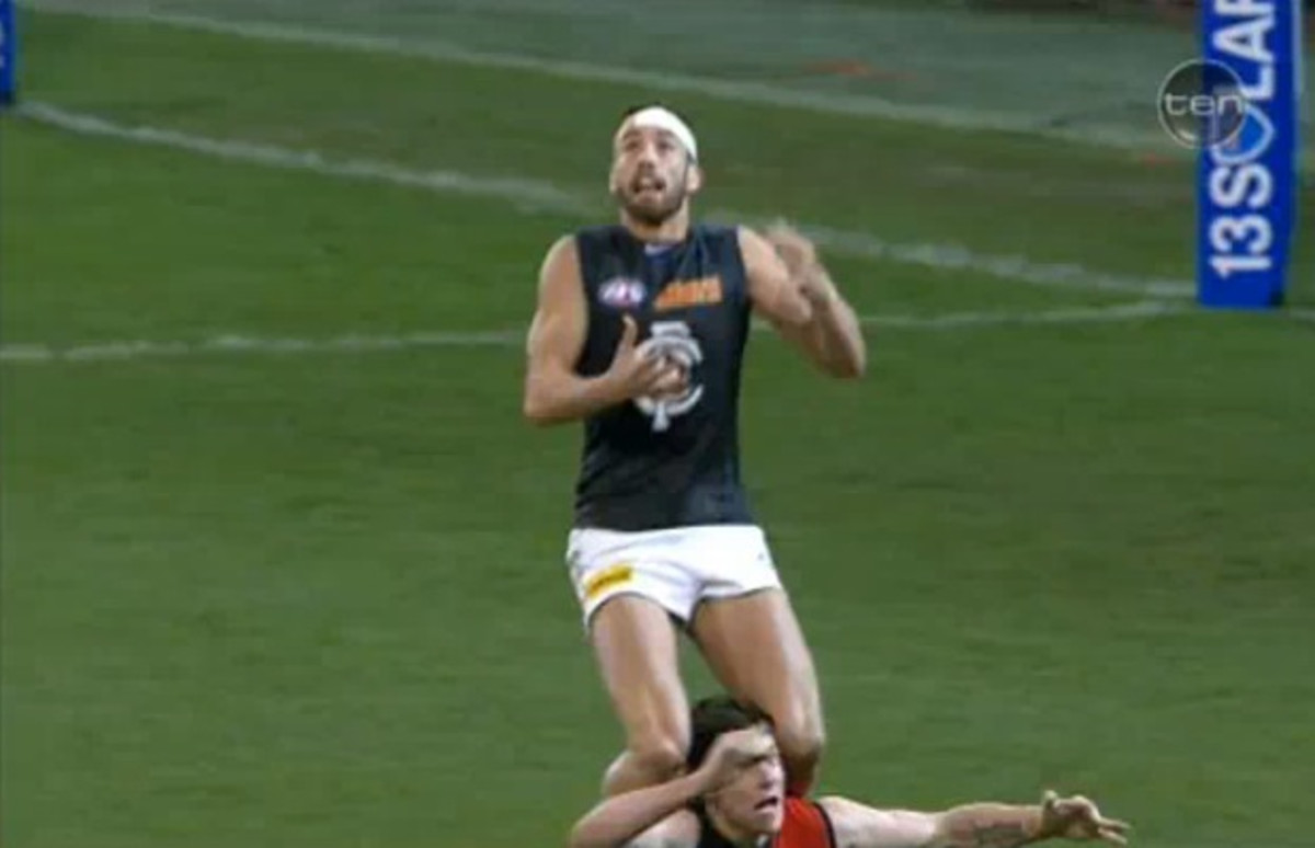 An Australian Football Player Makes An Unbelievable Catch | Complex