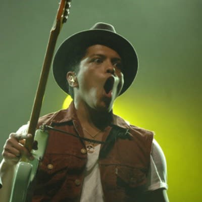 Bruno Mars - 20 Funny R&B Singing Faces | Complex