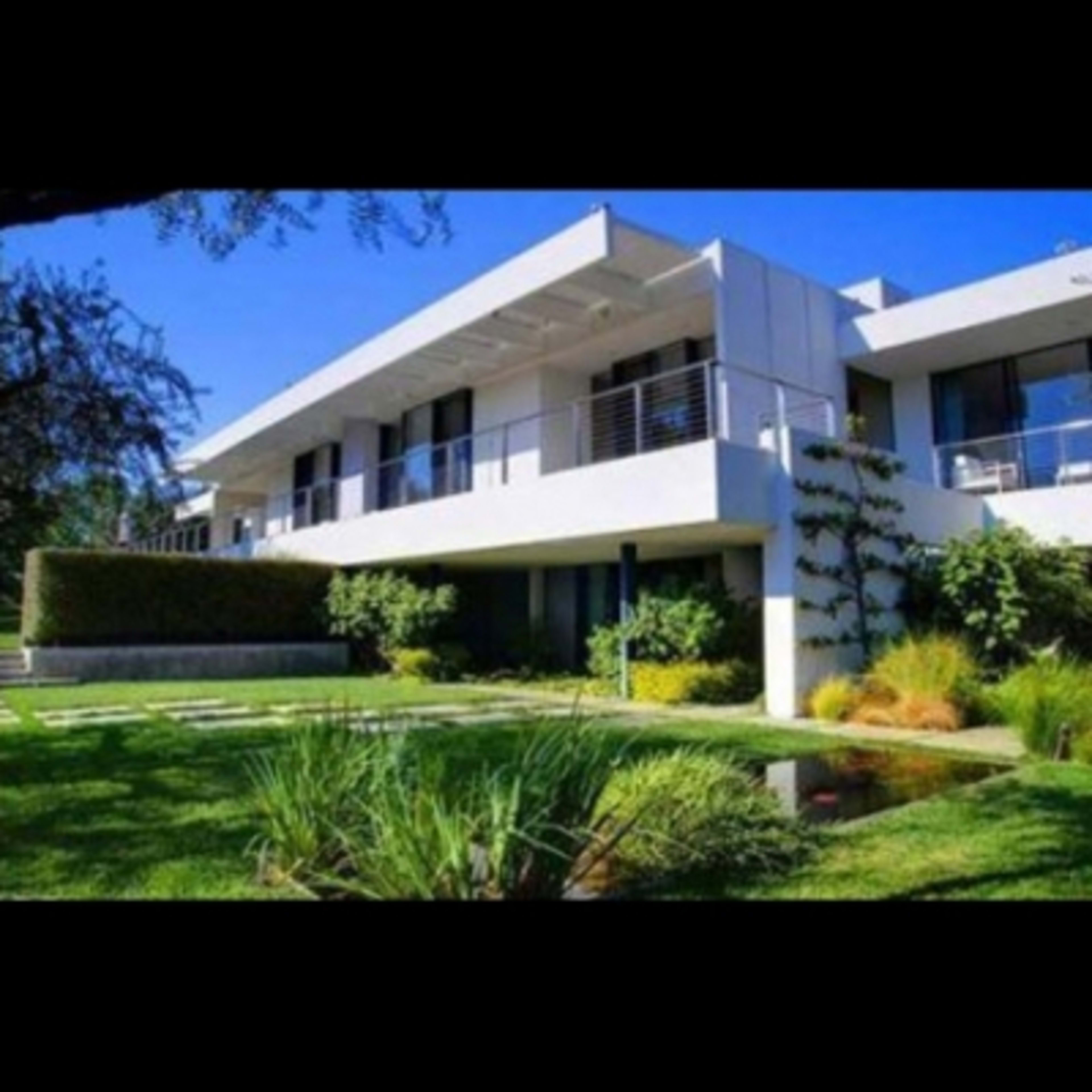 Jennifer Aniston Buys $21 Million Bel Air Mansion