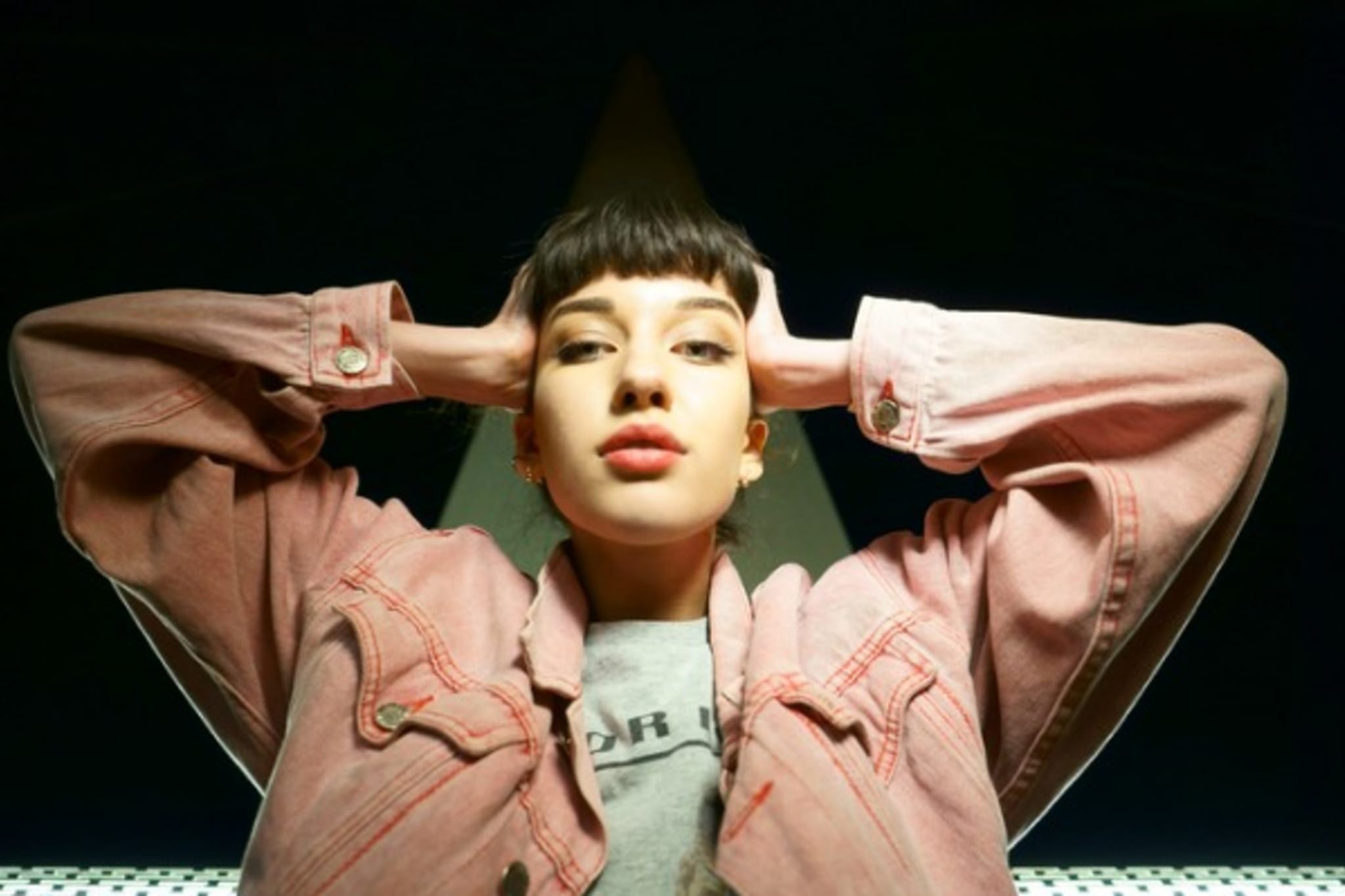 PREMIERE: London Based Singer Anna Straker Makes Impressi...