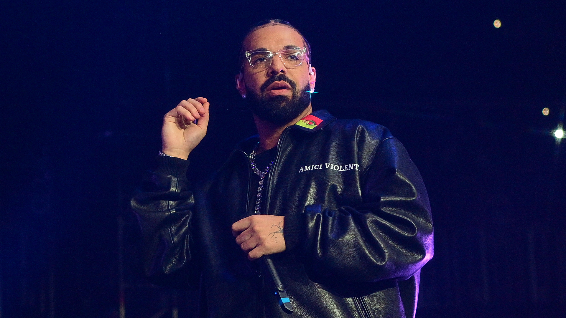 Drake Reacts to Fan Throwing Bra on Stage: '38DD Never Let Me Down ...