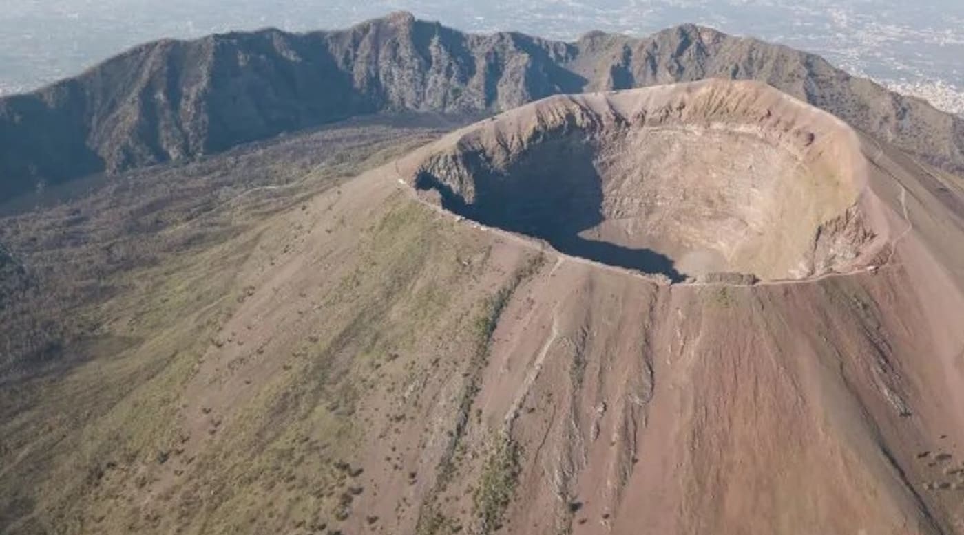 U.S. Tourist Survives Fall Into Mount Vesuvius After Taking a Selfie ...