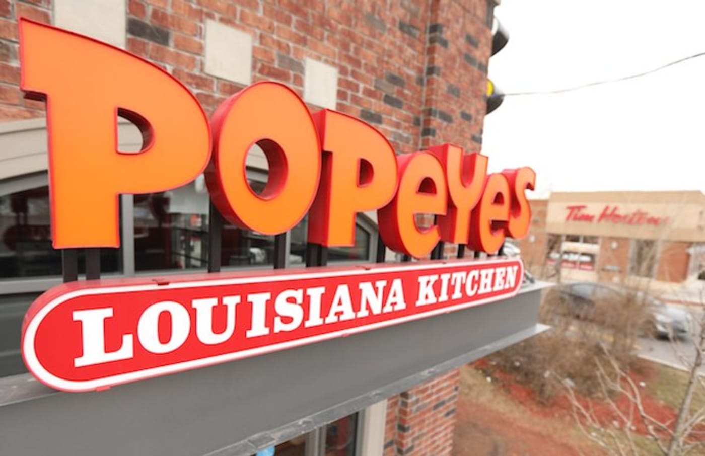 Woman Drunkenly Smashes Popeyes Window After Discovering Meal Doesnt