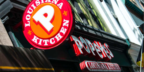 Popeyes Staff Fight After Worker Allegedly Sold Chicken Sandwiches On