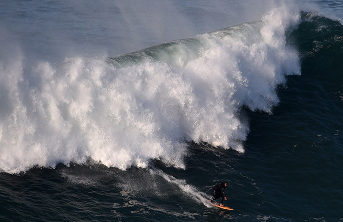 Brazilian Surfer Sets World Record for Riding 80-Foot Wave | Complex