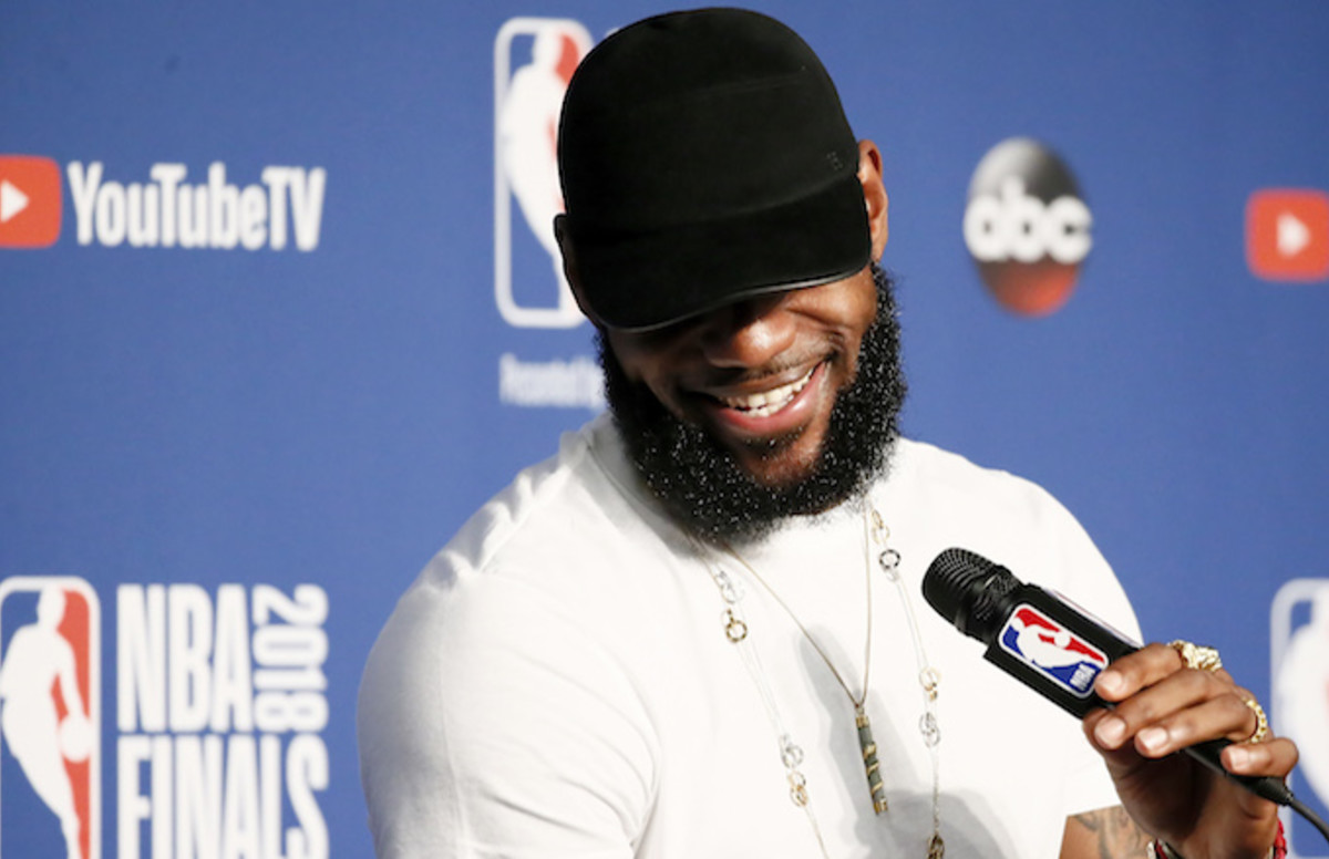 LeBron James Officially Signs Contract With Lakers | Complex LeBron James Officially Signs Contract With Lakers | Complex