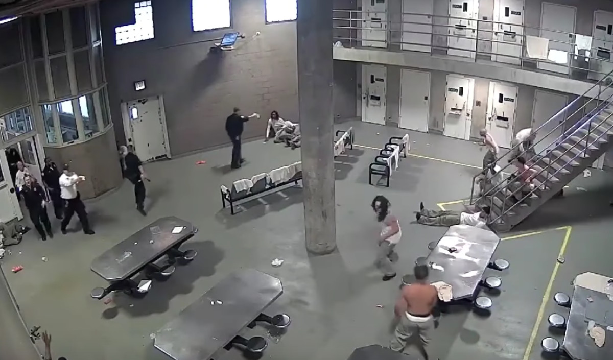 Wild Chicago Jail Fight Erupts Between Inmates, Leaves 5 in ‘Critical ...