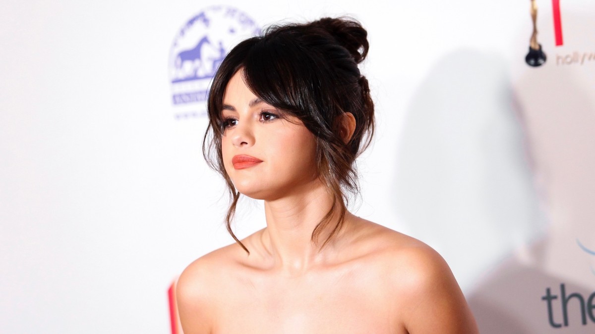 Selena Gomez Opens Up About Her Bipolar Diagnosis To Miley Cyrus Complex