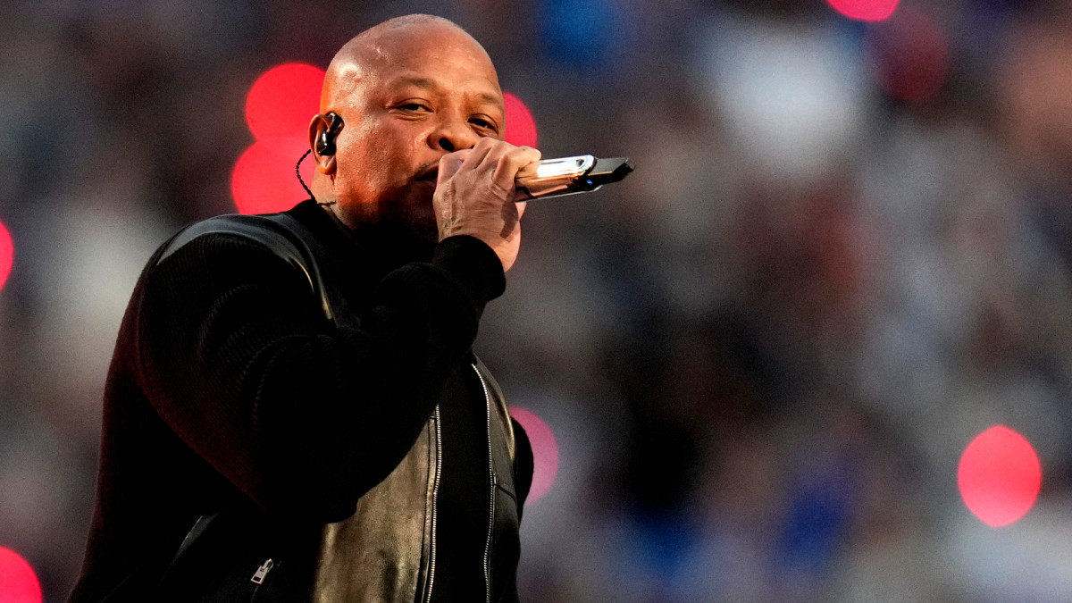 Dr. Dre Offers Super Bowl Halftime Show Advice to Rihanna | Complex Dr. Dre Offers Super Bowl Halftime Show Advice to Rihanna | Complex