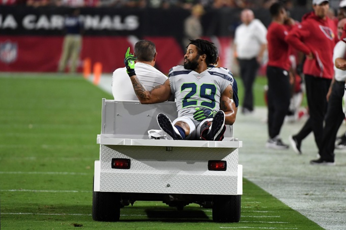 Earl Thomas Appears to Give Seahawks The Finger While Being Carted Off ...